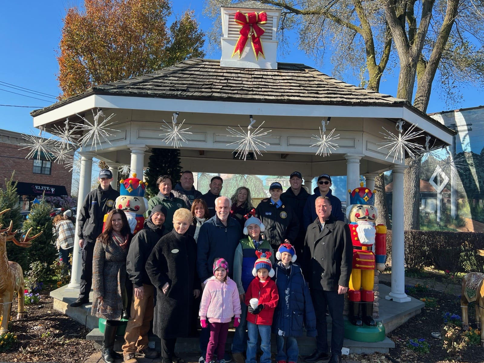 Light Up Lindy Holiday Tree Decorating Event Organized By Lori Novello ...