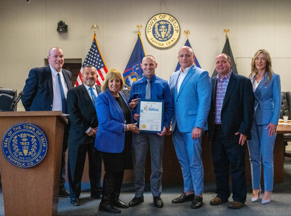 Police Officer Rescues Neighborhood Firefighter From Burning Home ...